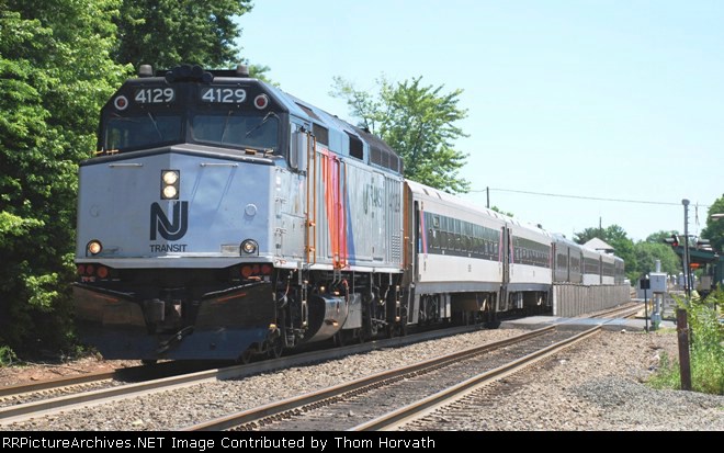 NJT Train 5517 departs Raritan station and head into NJT's yard